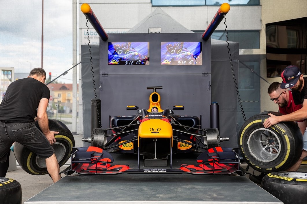 Jedinečná příležitost přezout monopost F1. Red Bull Racing vyráží na ...