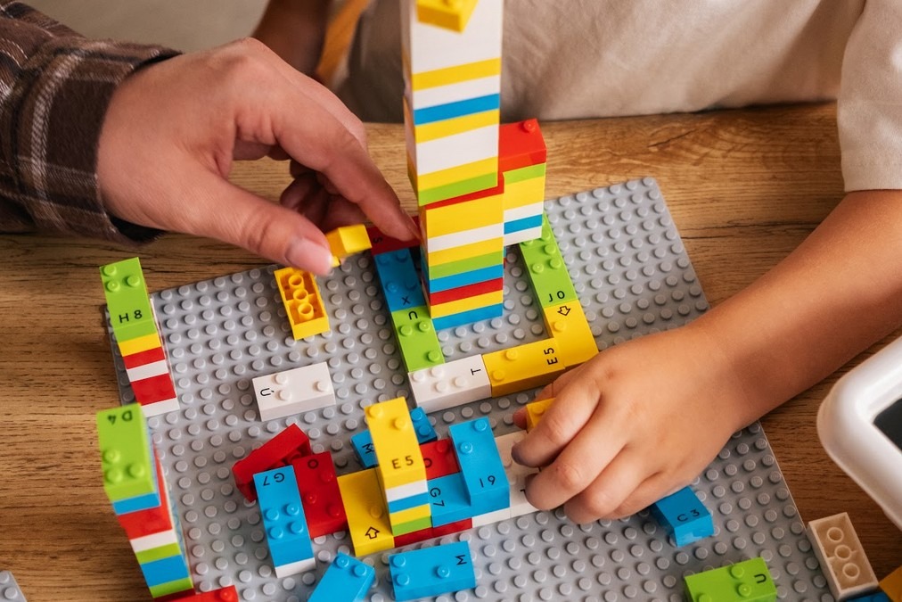 Kostky LEGO® s Braillovým písmem přichází do Česka, symbolicky k 200 ...